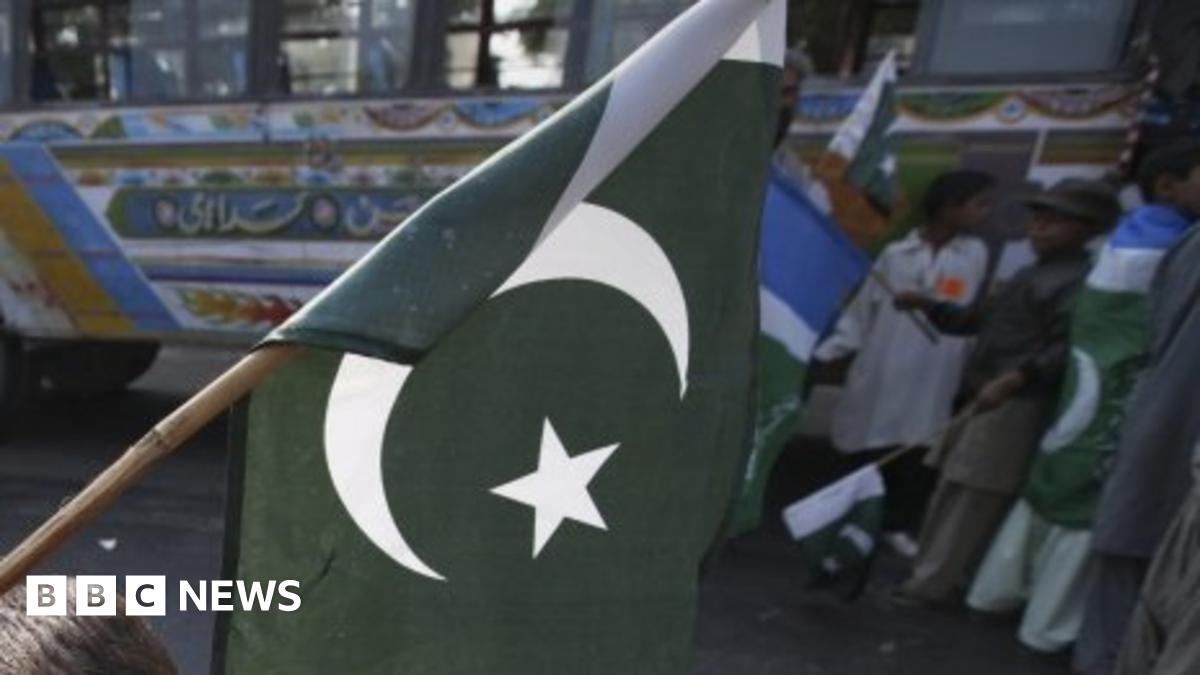 Pakistan journalists 'threatened by security' personnel - BBC News