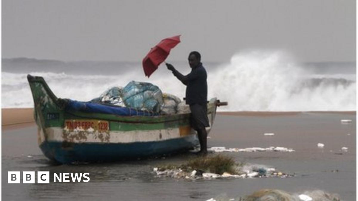 Cyclone Thane hits southern Indian coast - BBC News