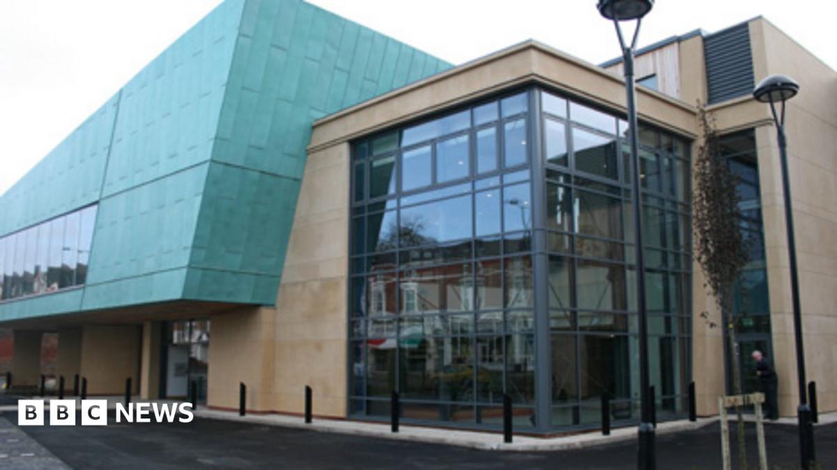Harborne public swimming pool opens - BBC News