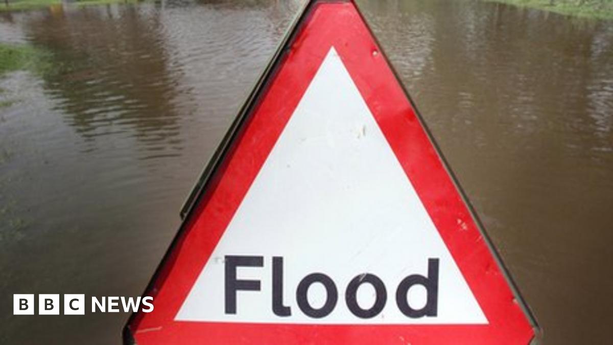 Shrewsbury flood barriers prepared after heavy rain - BBC News