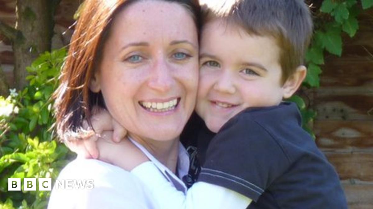 Mum Jane Hopkins gets MBE for creating online community - BBC News