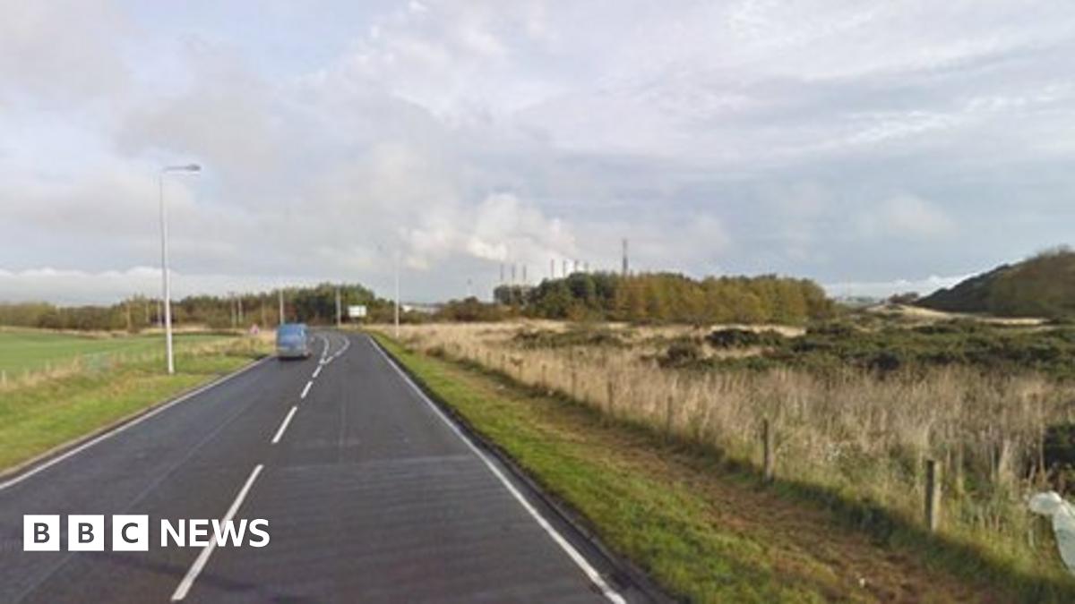Man killed in head-on car crash in Fife - BBC News