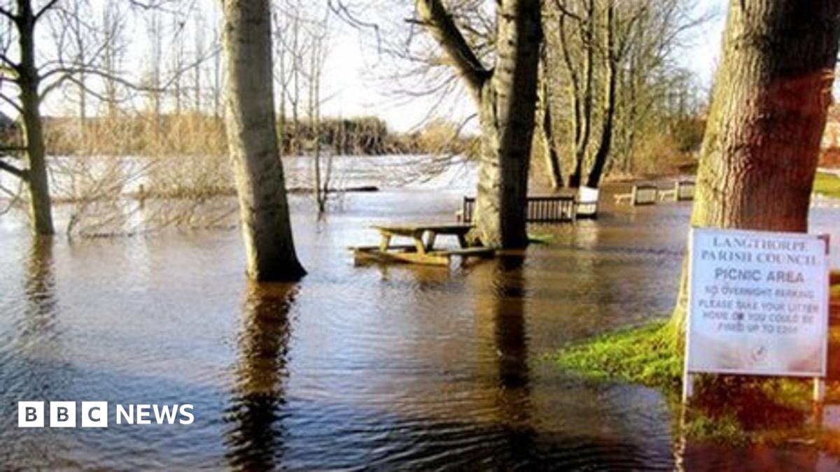 River Ure floods at Boroughbridge caravan park - BBC News