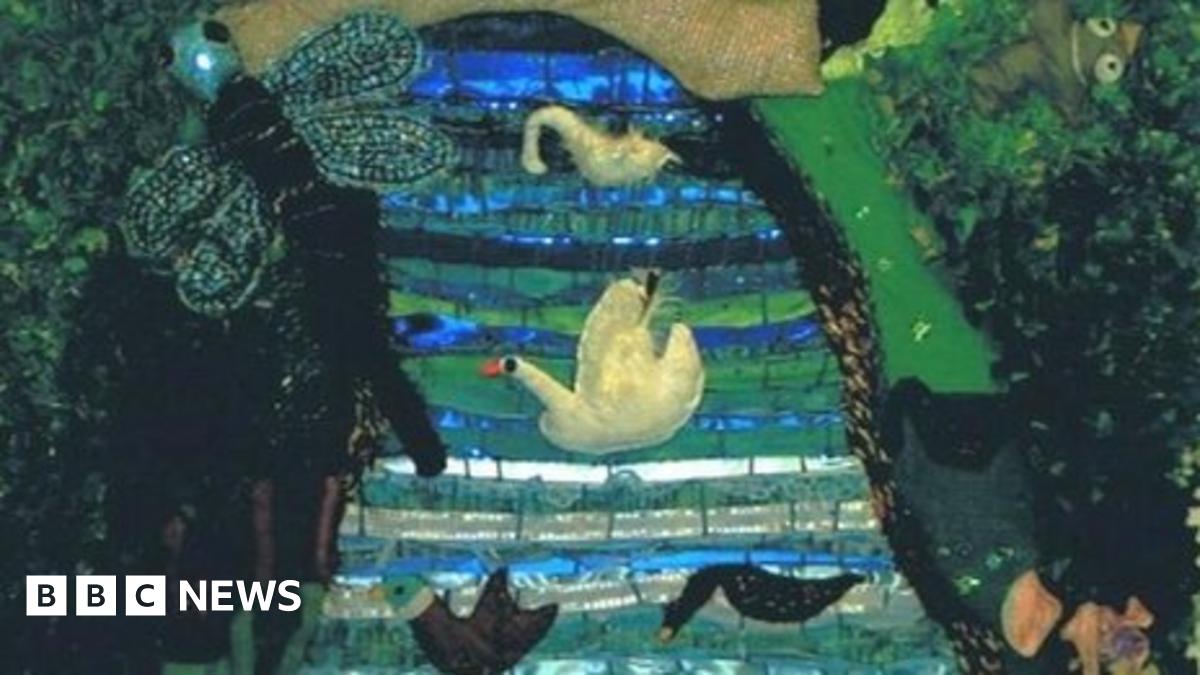 Thames Heritage Tapestry unveiled at Ashmolean Museum - BBC News