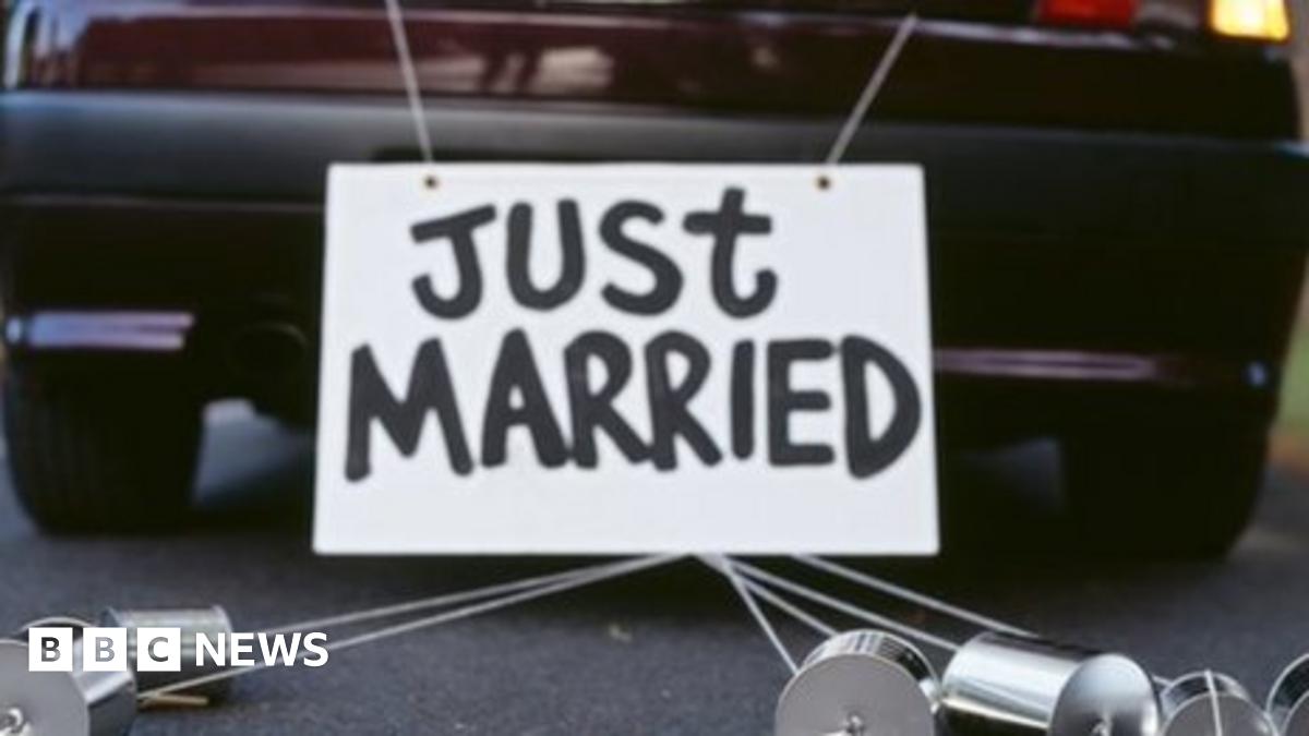 Why is the US marriage rate falling sharply? - BBC News