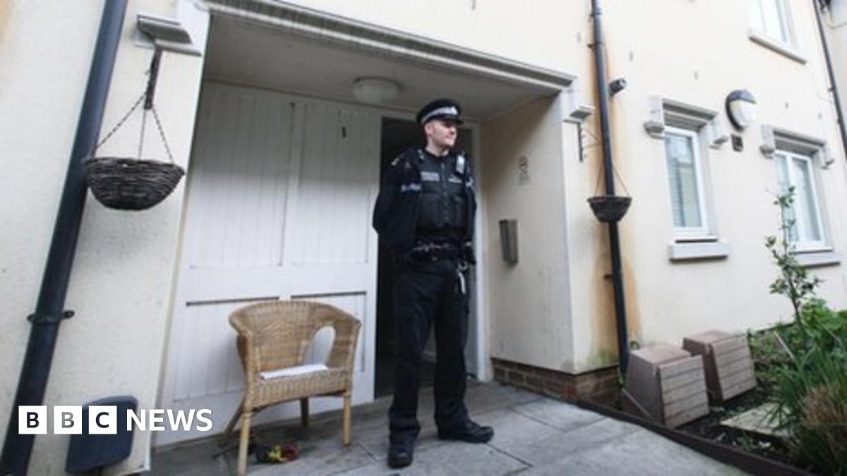 Man dies after attack on doorstep of flat in Brighton - BBC News