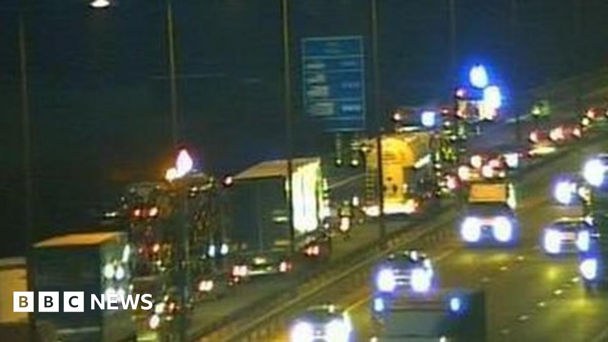 M4 van fire: delays easing near second Severn crossing - BBC News