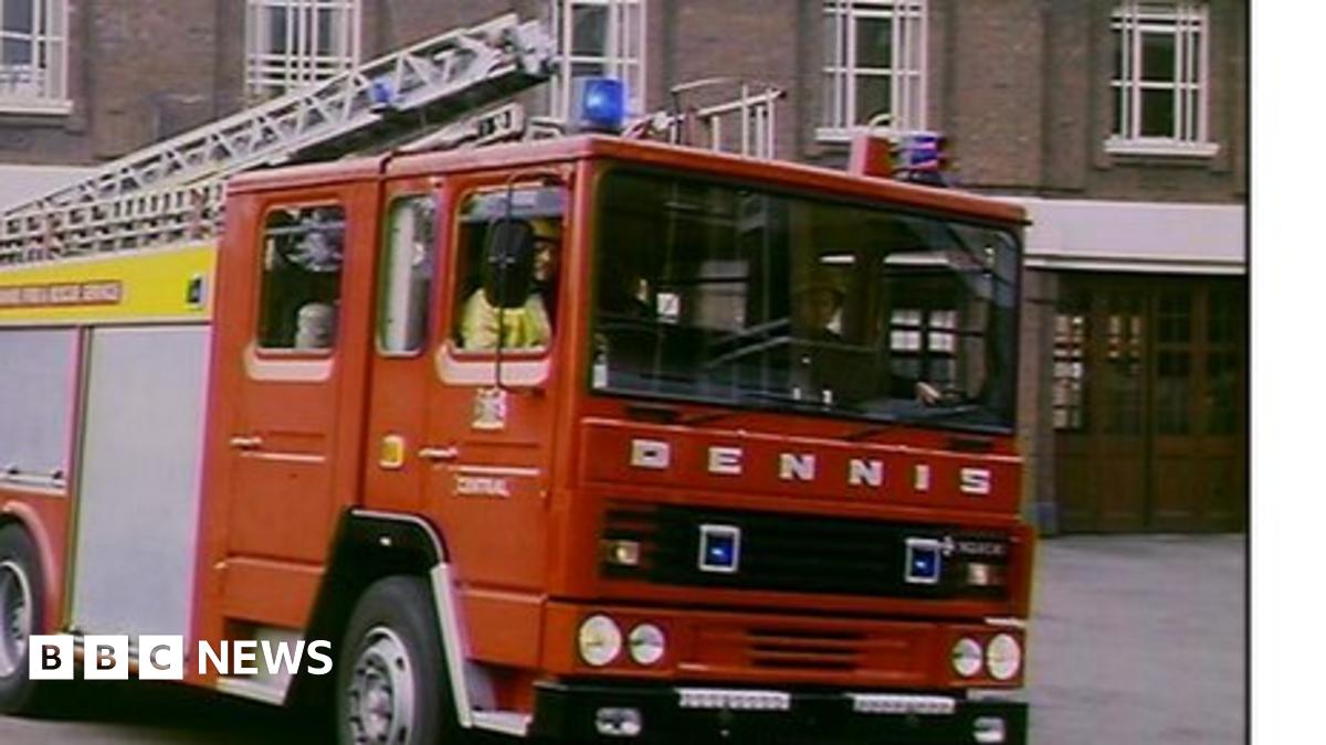 Crews tackle Sutton-under-Brailes house fire - BBC News