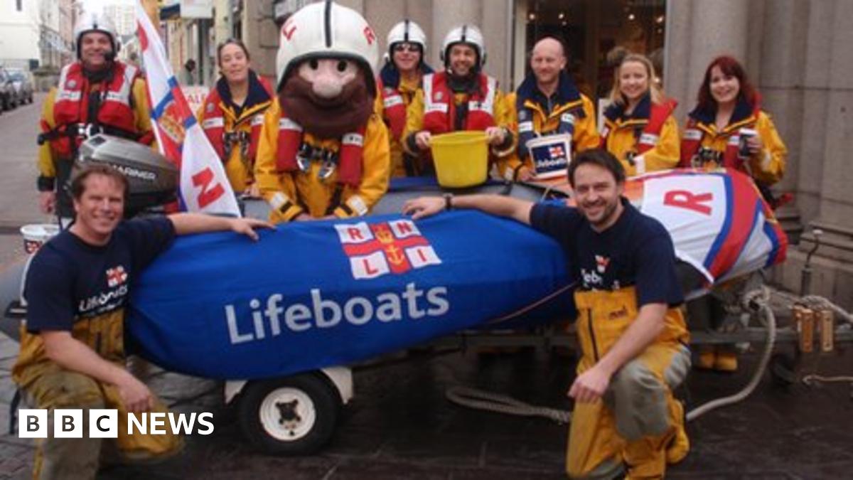St Helier Lifeboat pull raises £1,900 for RNLI - BBC News