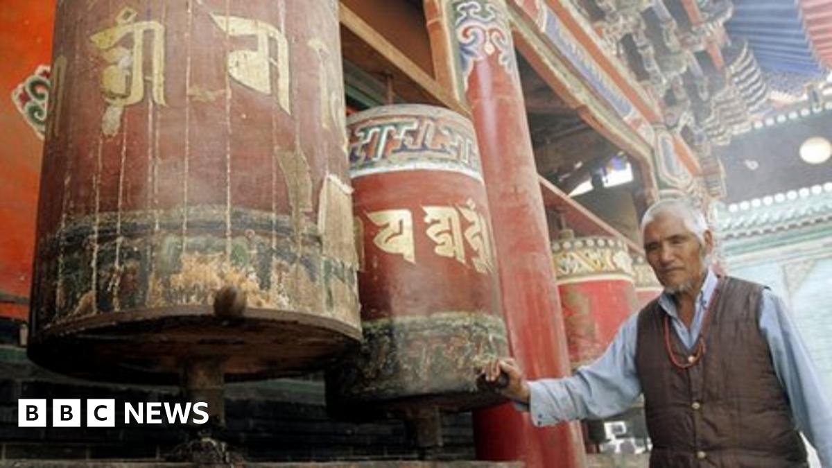 Tibet monk dies in China after self-immolating - BBC News