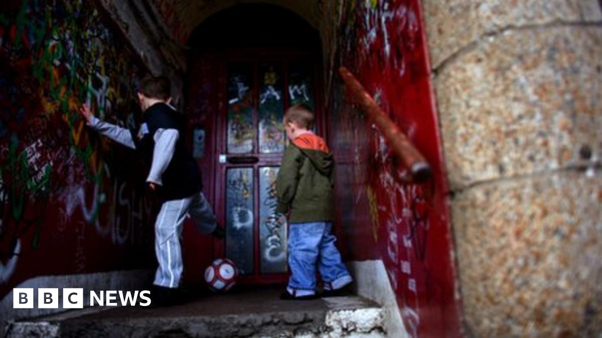 Scottish child poverty hotspots revealed - BBC News