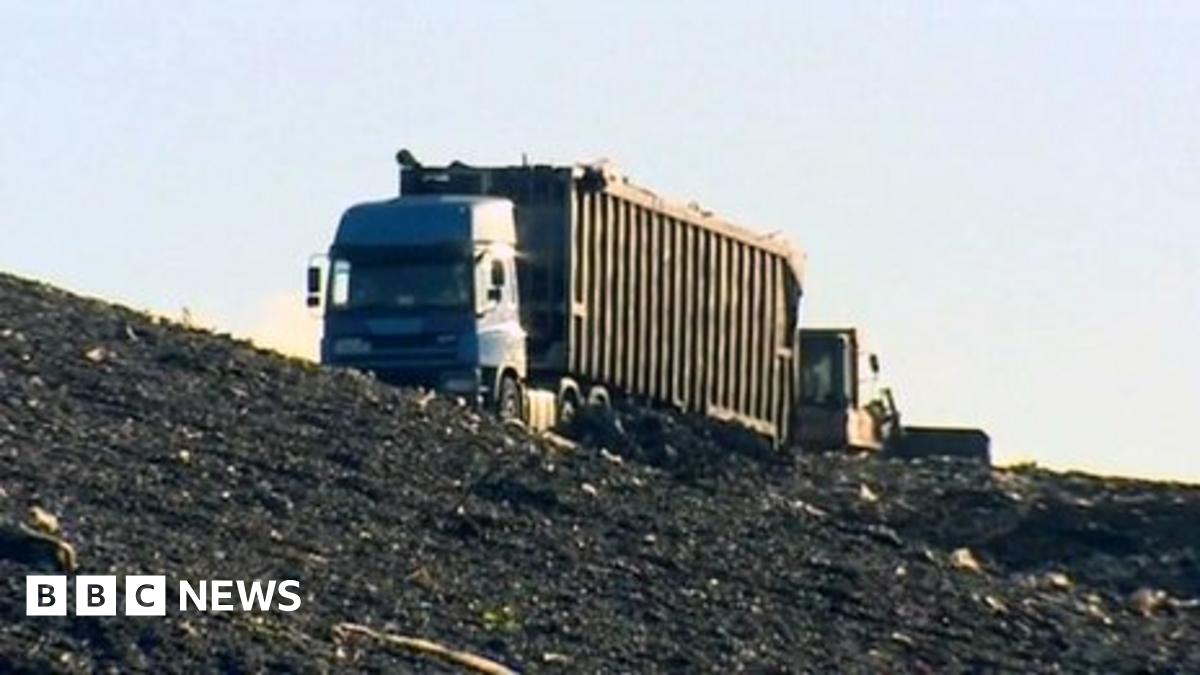 Residents meet to discuss future of Gilberdyke tip - BBC News