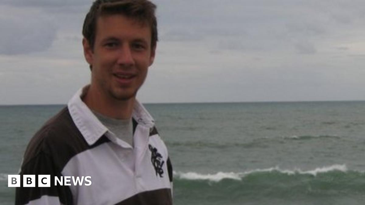 Missing surfer mobile phone appeal made by police - BBC News