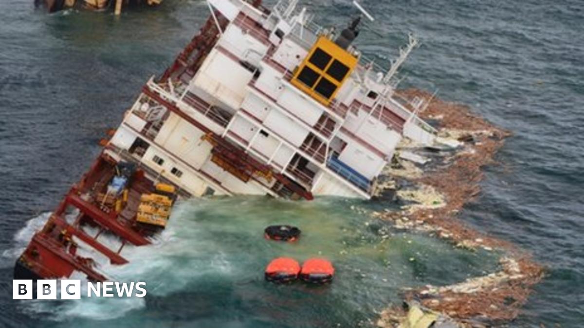 Stern of wrecked cargo ship sinking off New Zealand - BBC News