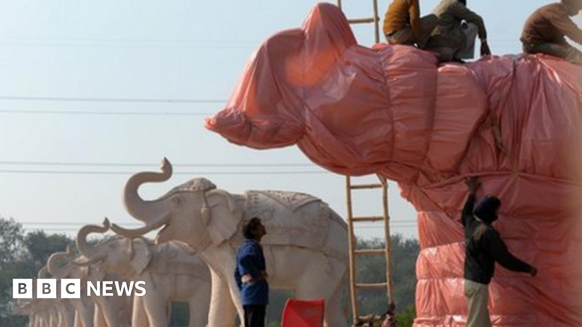 Mayawati statues: Race to cover India chief's monuments - BBC News