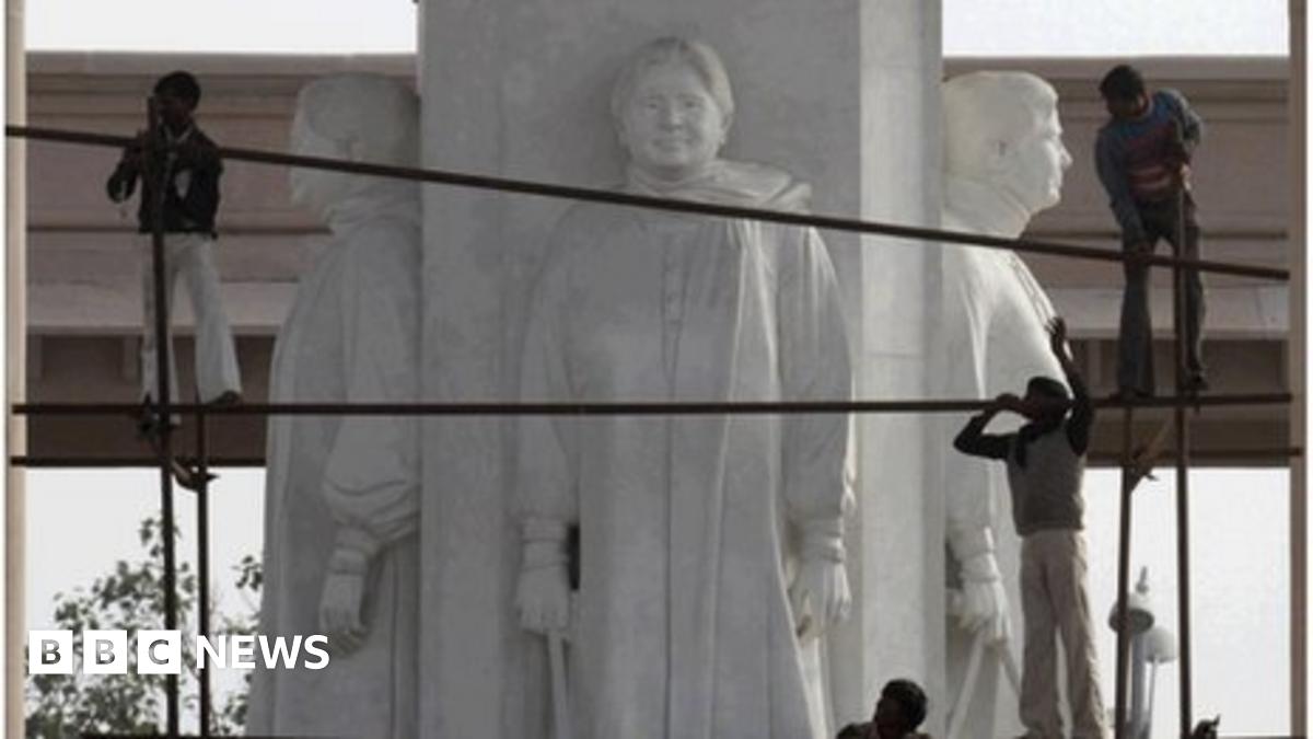 India Mayawati statues covered up before deadline - BBC News