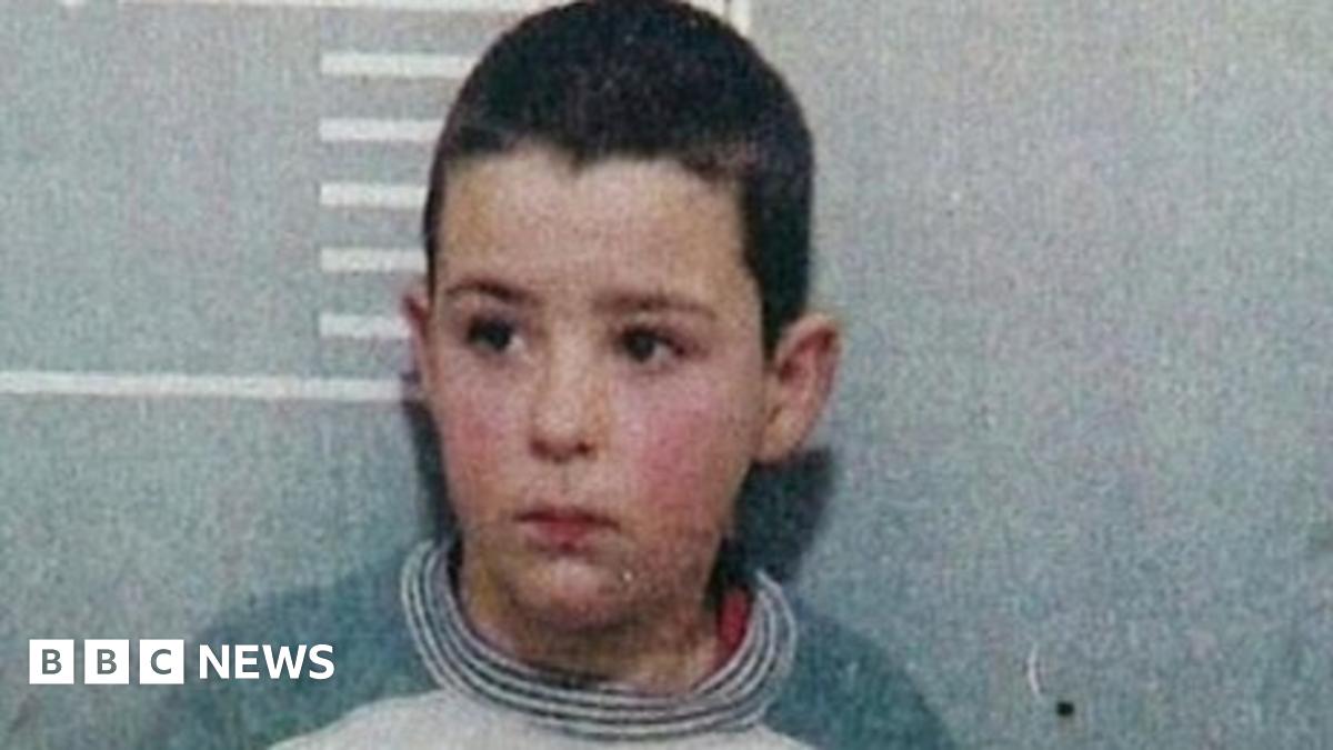 Bulger killer claim man receives suspended jail term - BBC News