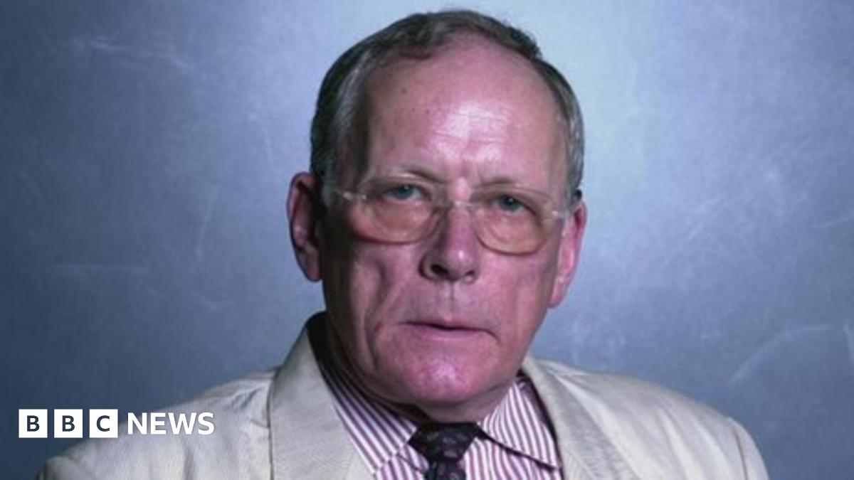 Former Stockton MP Frank Cook dies age 76 - BBC News