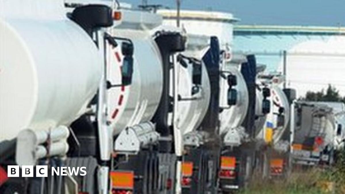 Wincanton haulage drivers vote to take strike action - BBC News