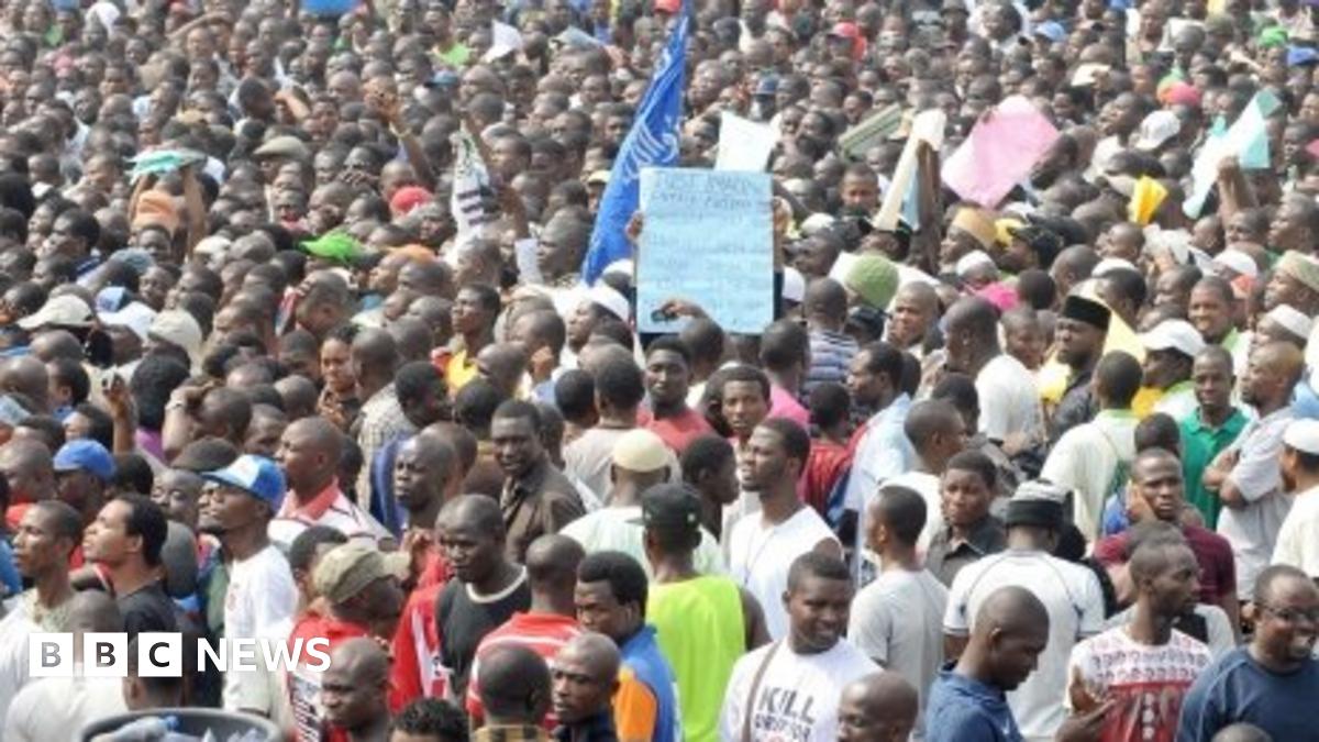 Nigeria fuel subsidy strike: Protests suspended - BBC News