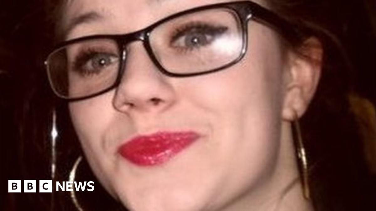 Glasses show remembers crash-death student Emma Newton - BBC News