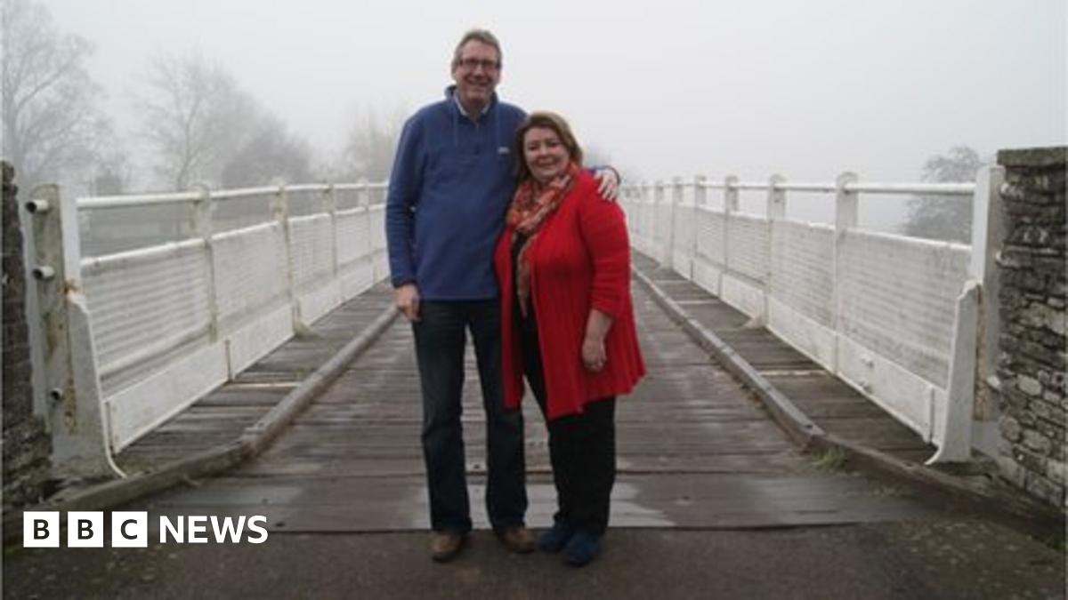 Whitney-on-Wye toll bridge gets new owners - BBC News