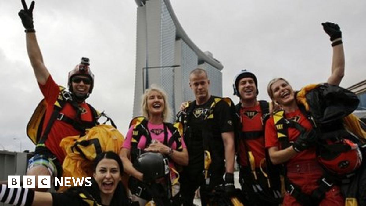 Base jumper Jeb Corliss hurt in Table Mountain stunt - BBC News