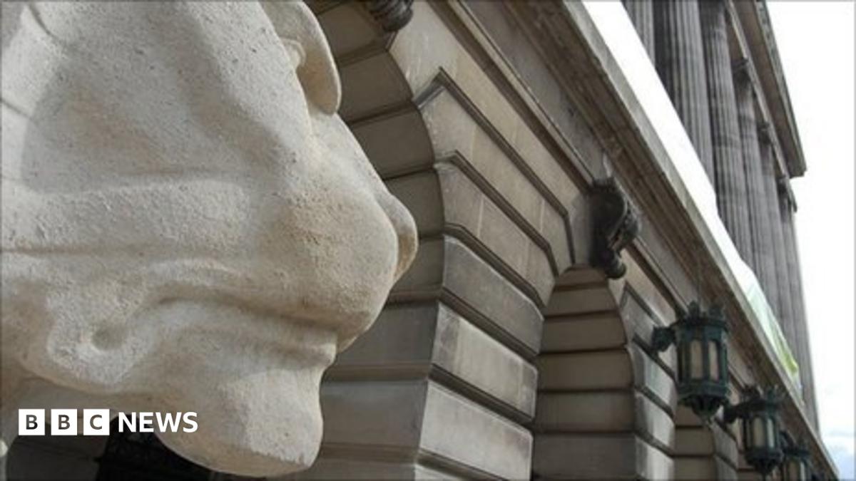 Nottingham prepares to vote in city mayor referendum - BBC News