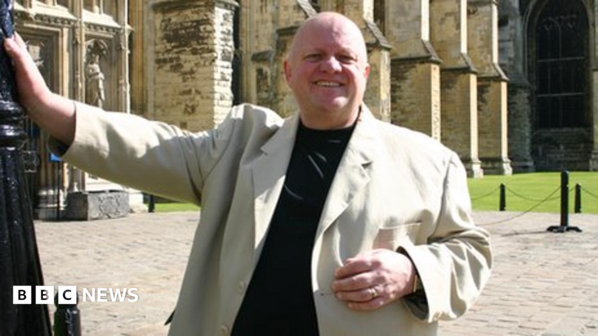 Hundreds attend Dave Lee's funeral in Canterbury - BBC News