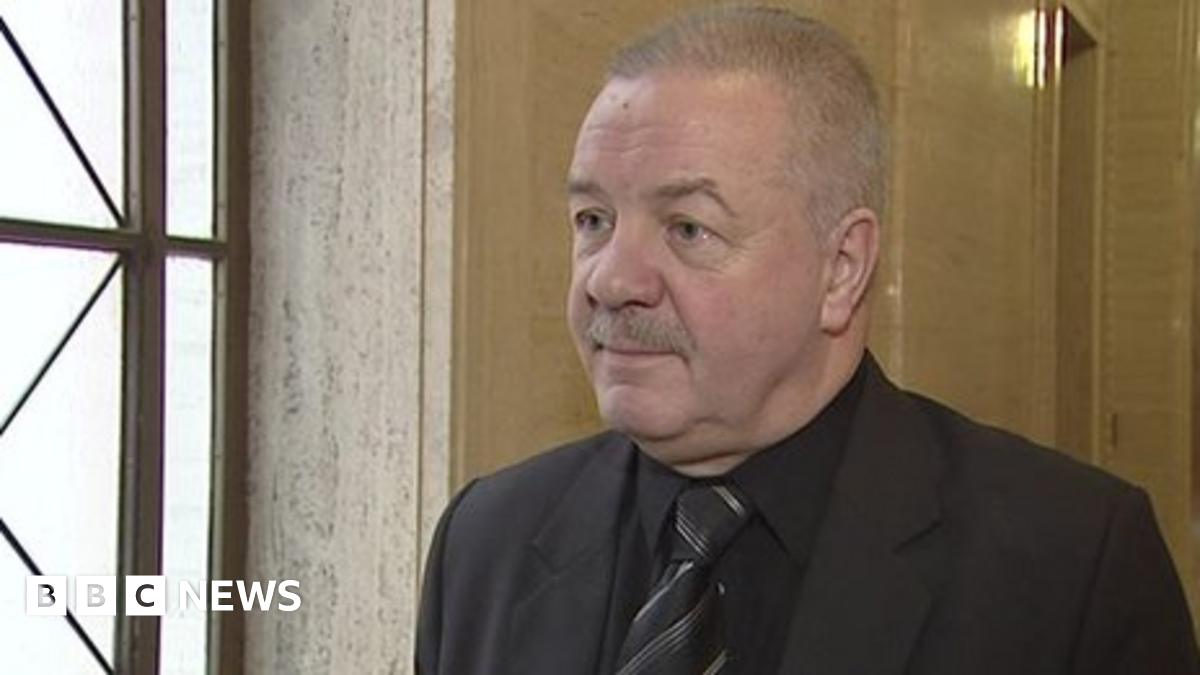 McCord to raise loyalist paramilitary concerns with Robinson - BBC News