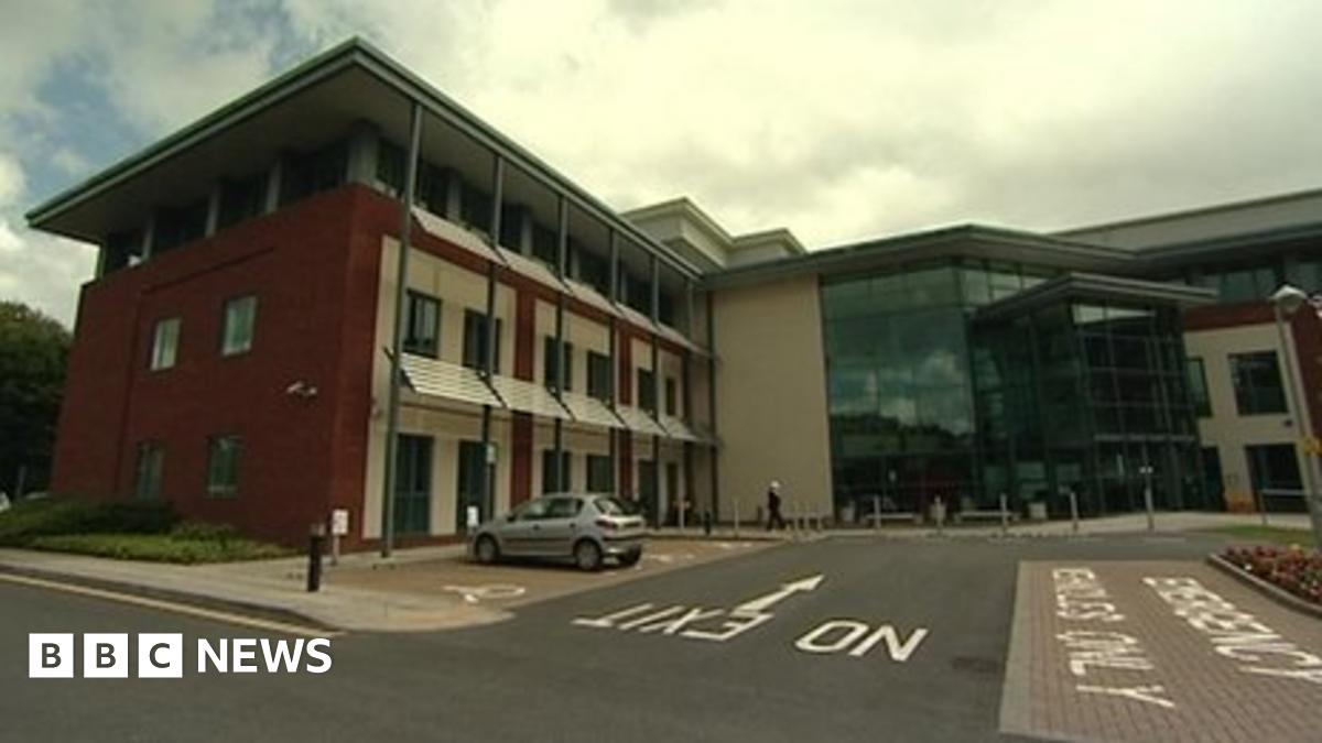 Devon district councillors vote for 23% allowance rise - BBC News
