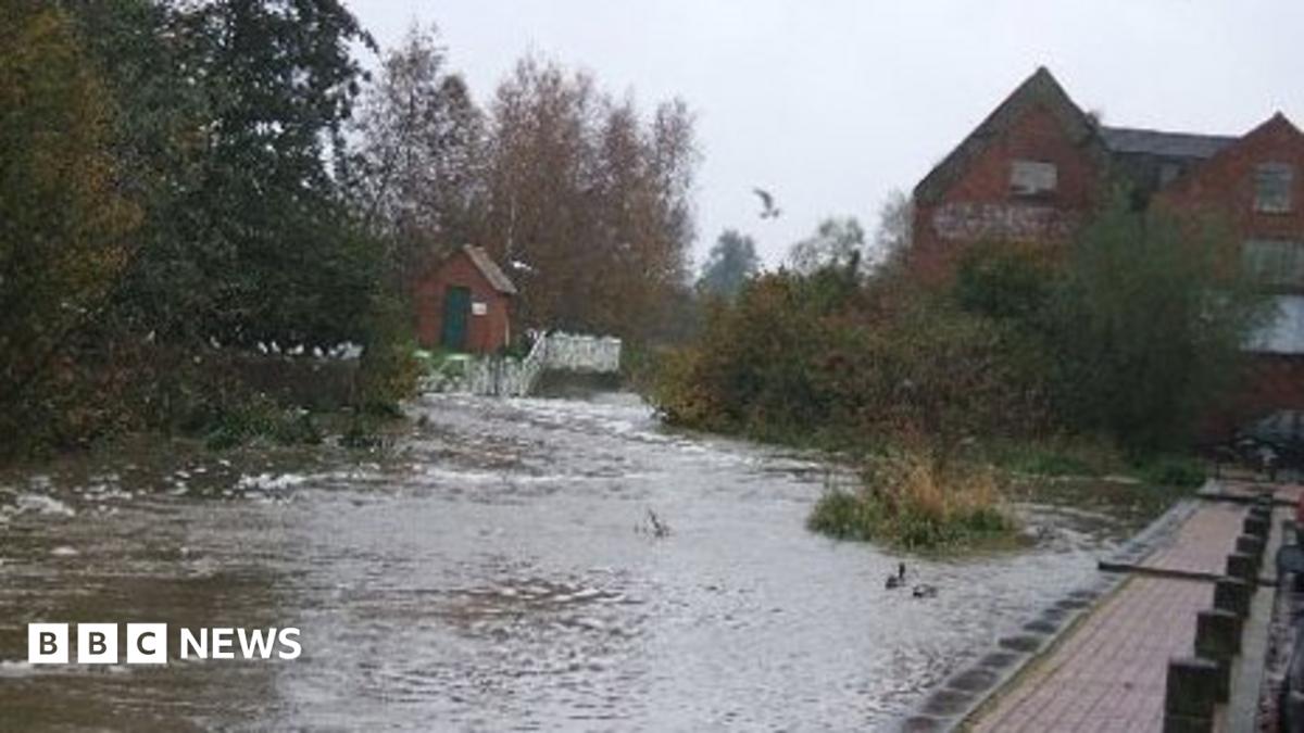 Work begins to reduce flood risk for Horncastle residents - BBC News