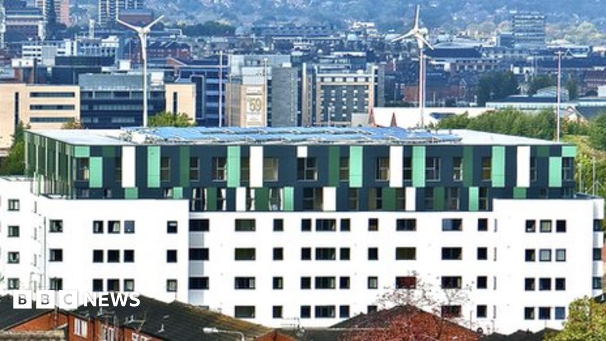 MP Chris Huhne praises Leeds eco-housing project - BBC News