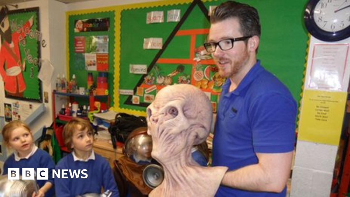 Dr Who writer holds assembly at Weedon Bec Primary School - BBC News