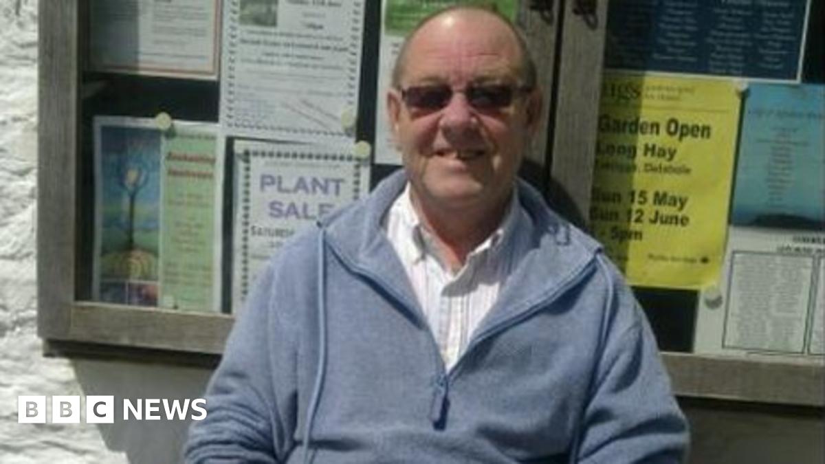 Redcar man, 71, dies after being hit by bus - BBC News