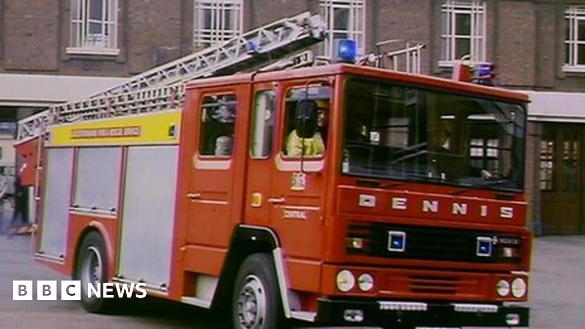 Stapenhill fire victim 'had tackled blaze' - BBC News