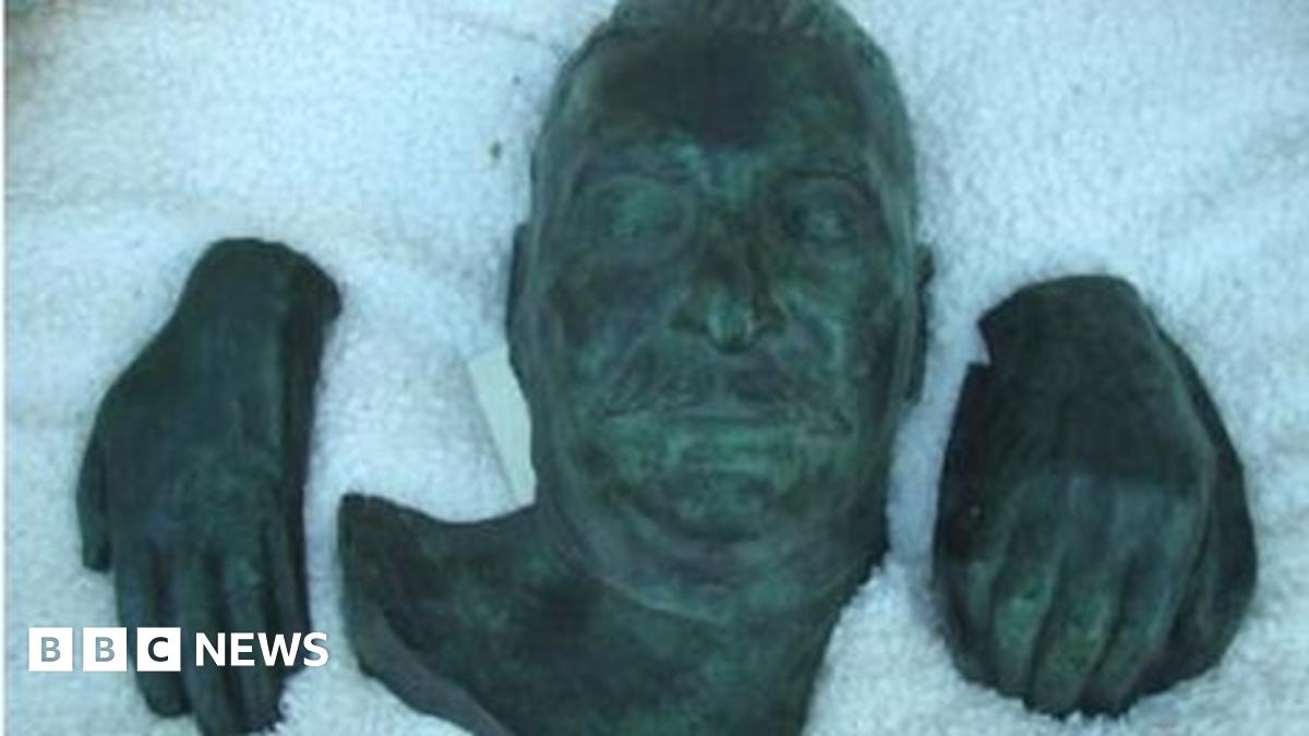 Bronze cast of Stalin's death mask goes for £3,600 at auction - BBC News