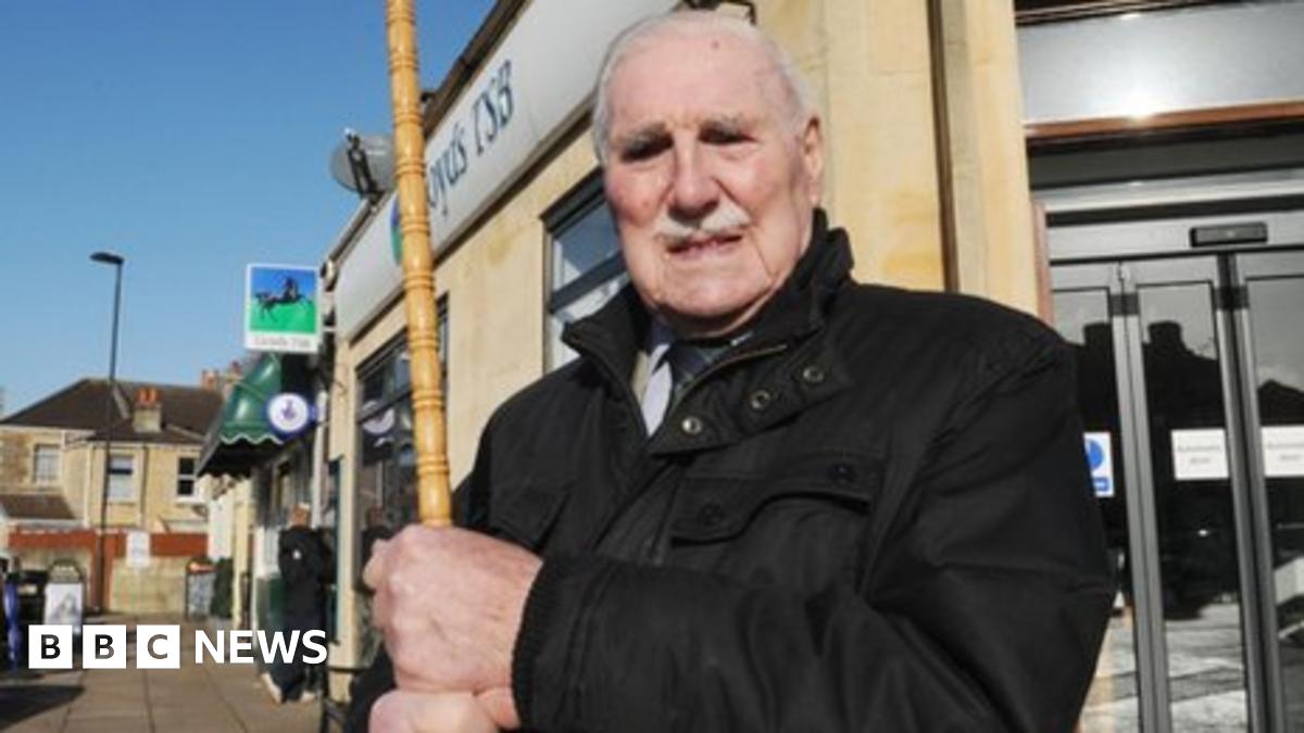 Have-a-go hero hits Bath bank raid robbers - BBC News