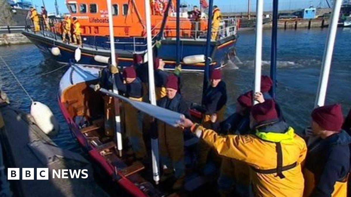 Torbay lifeboat crew rows 1866 boat to help RNLI - BBC News