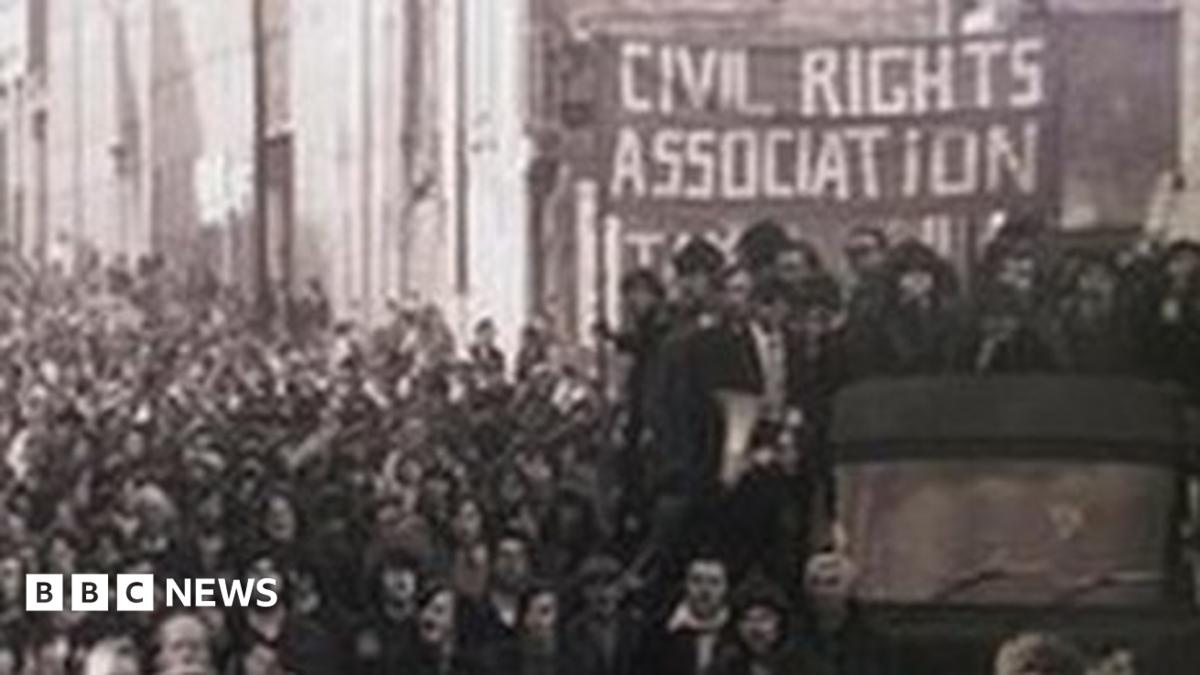 Several hundred people mark Bloody Sunday anniversary - BBC News