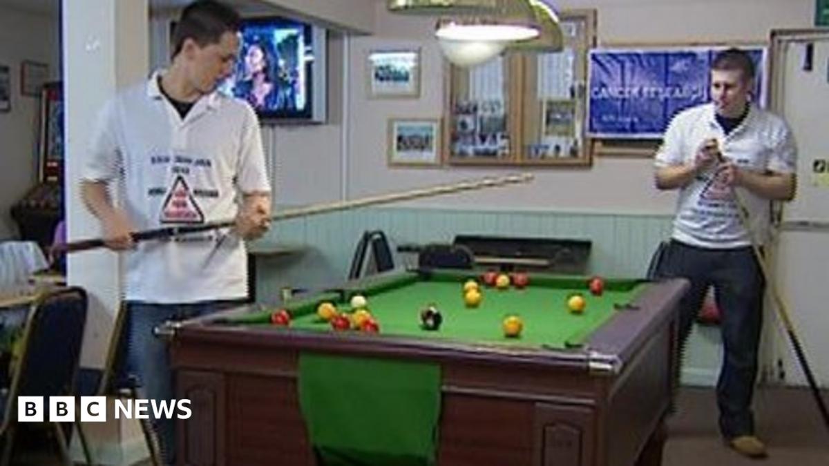 Cornwall men attempt pool marathon record - BBC News