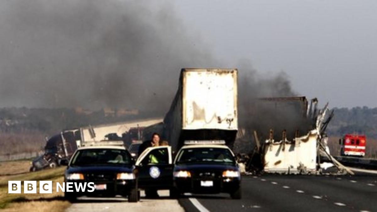 Florida crash: 10 killed in multi-vehicle pile-up - BBC News