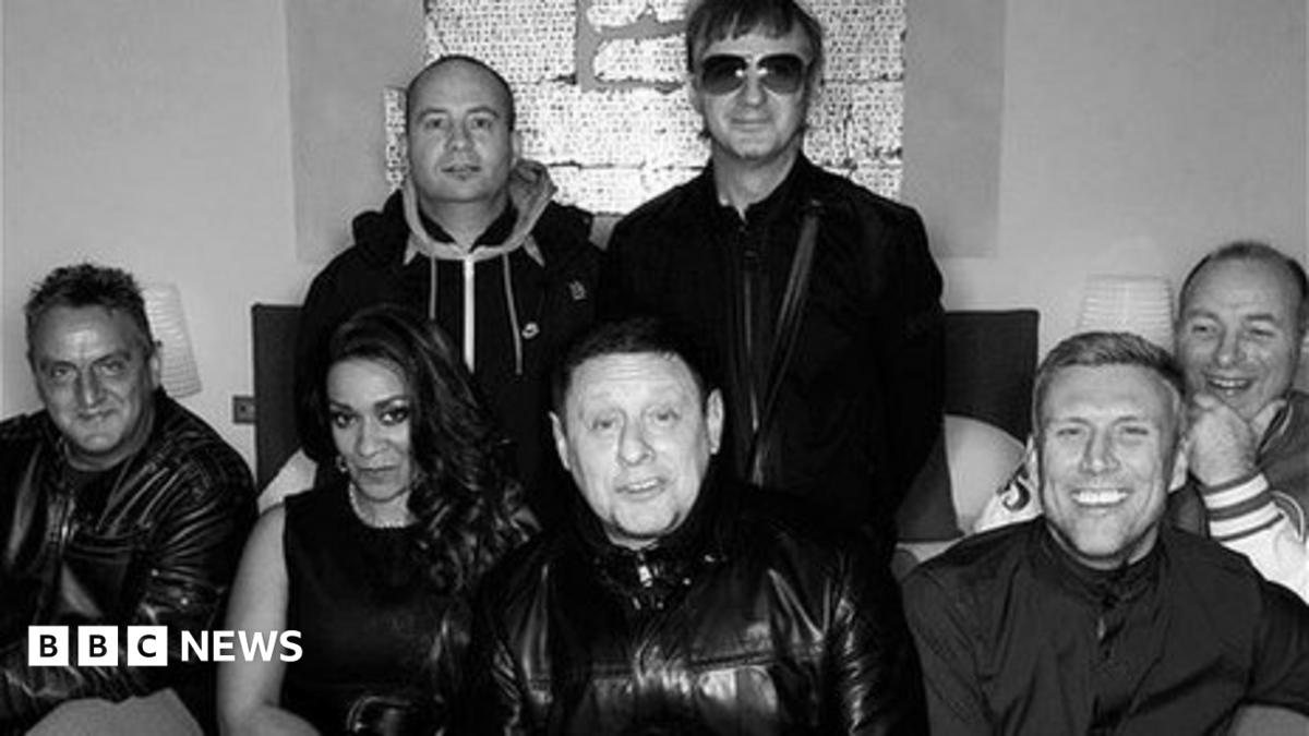 Original Happy Mondays line-up to re-form for tour - BBC News