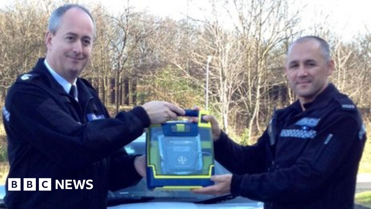 West Midlands motorway police to carry defibrillators - BBC News
