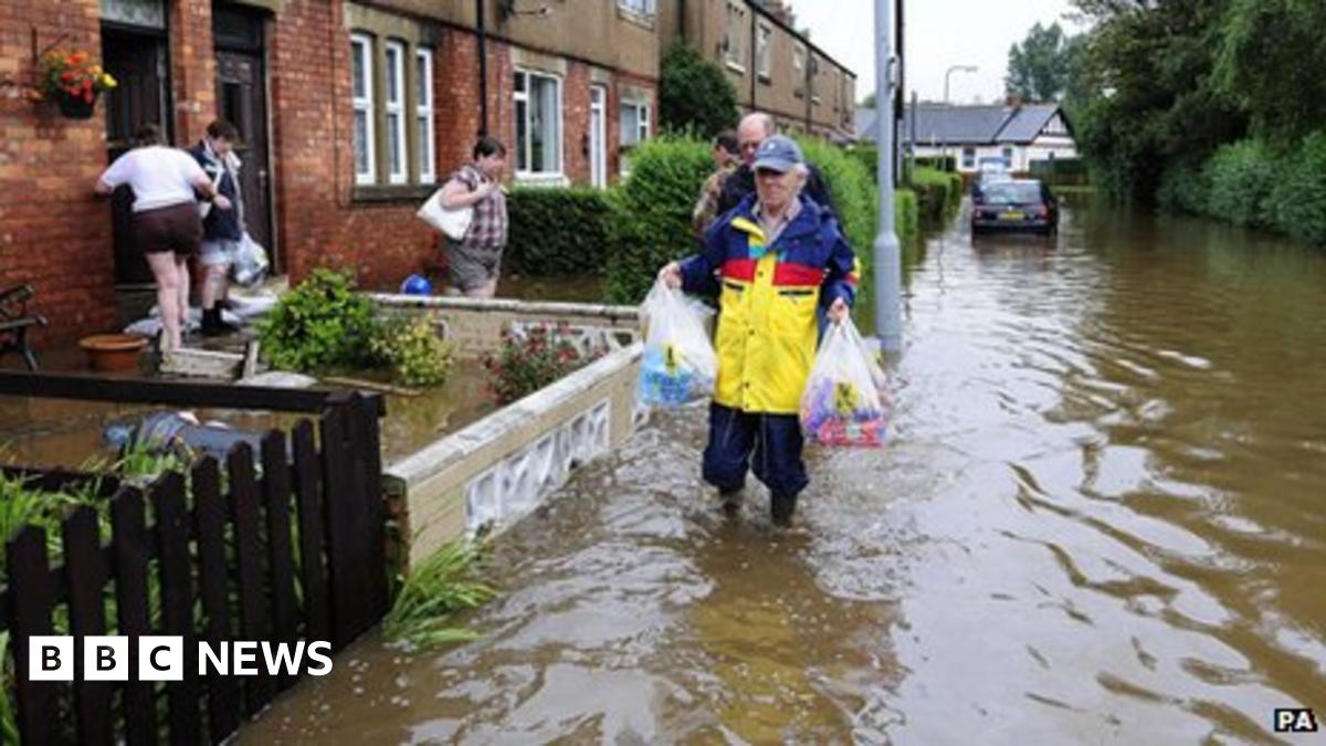 Morpeth flood defences 'to be approved' - BBC News