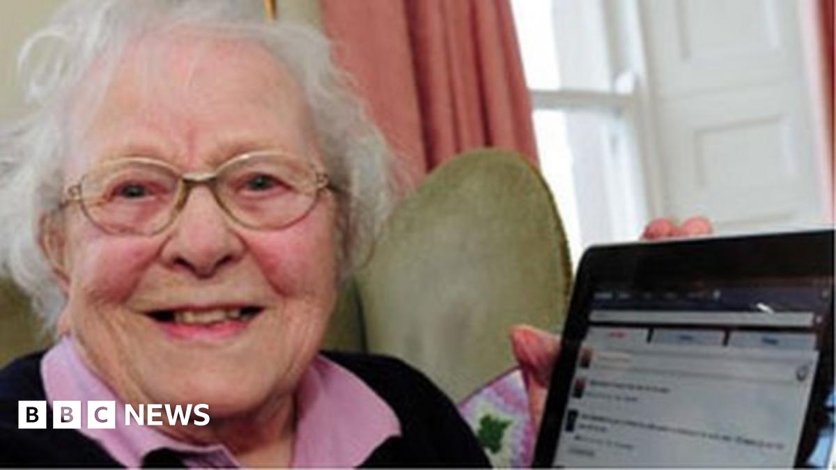 Facebook centenarian Lillian Lowe, from Tenby, Pembrokeshire, dies, 104 ...