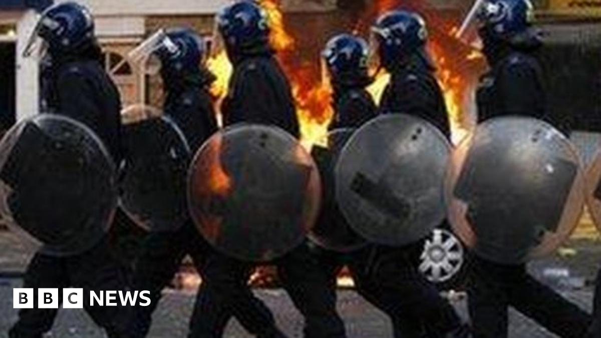 London riots: Met police training more officers - BBC News