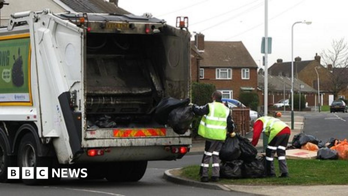 Mid Devon Council keeping fortnightly bin collections - BBC News