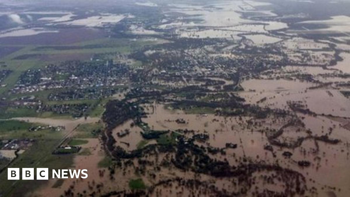 Towns cut off in eastern Australia flooding - BBC News