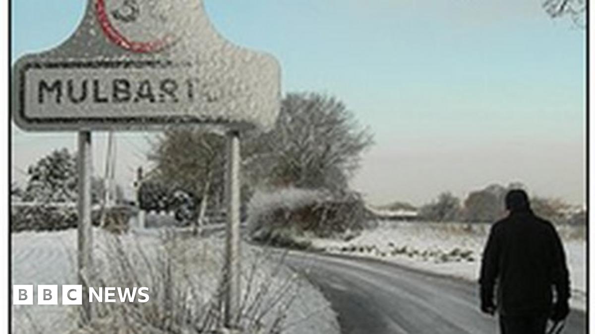 Norfolk snow: 'Extreme care' warning on roads - BBC News